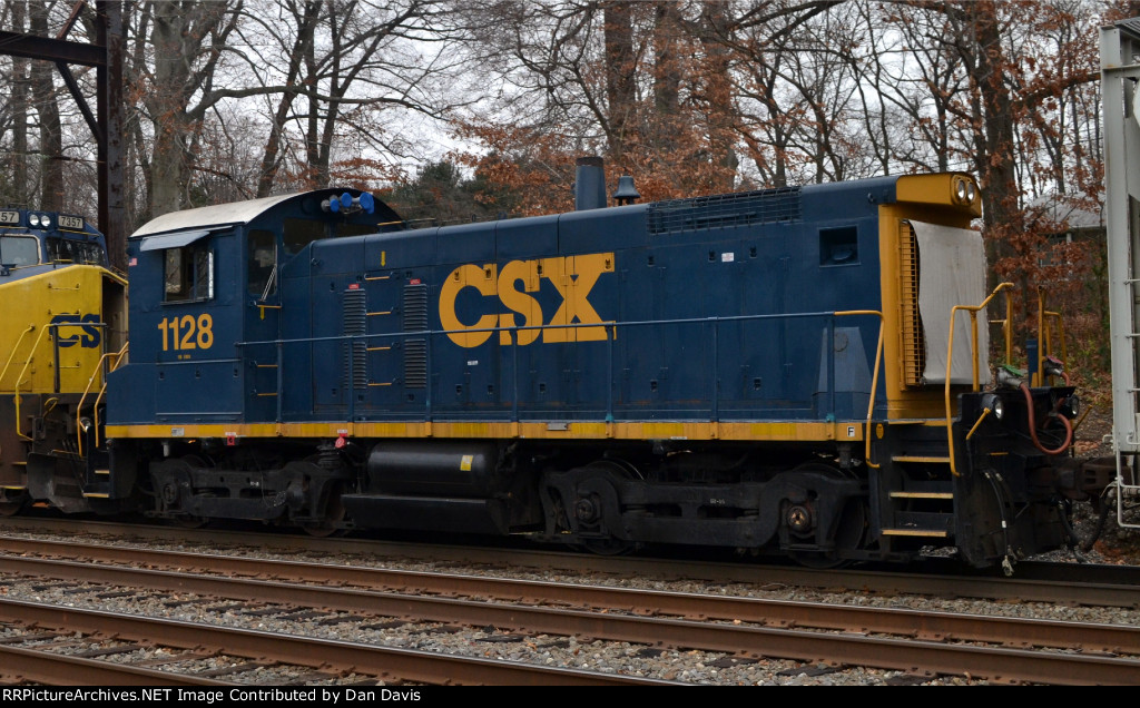 CSX SW1001 1128 on Q418-01